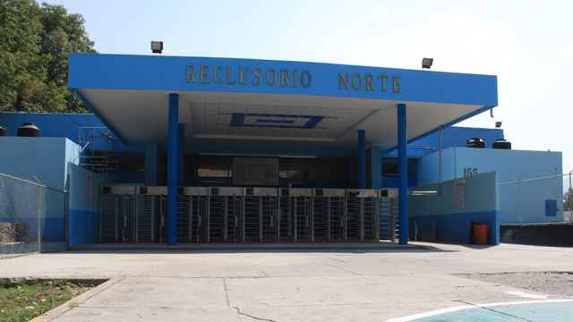 Aplican en penales de CDMX refuerzo de vacuna contra COVID-19