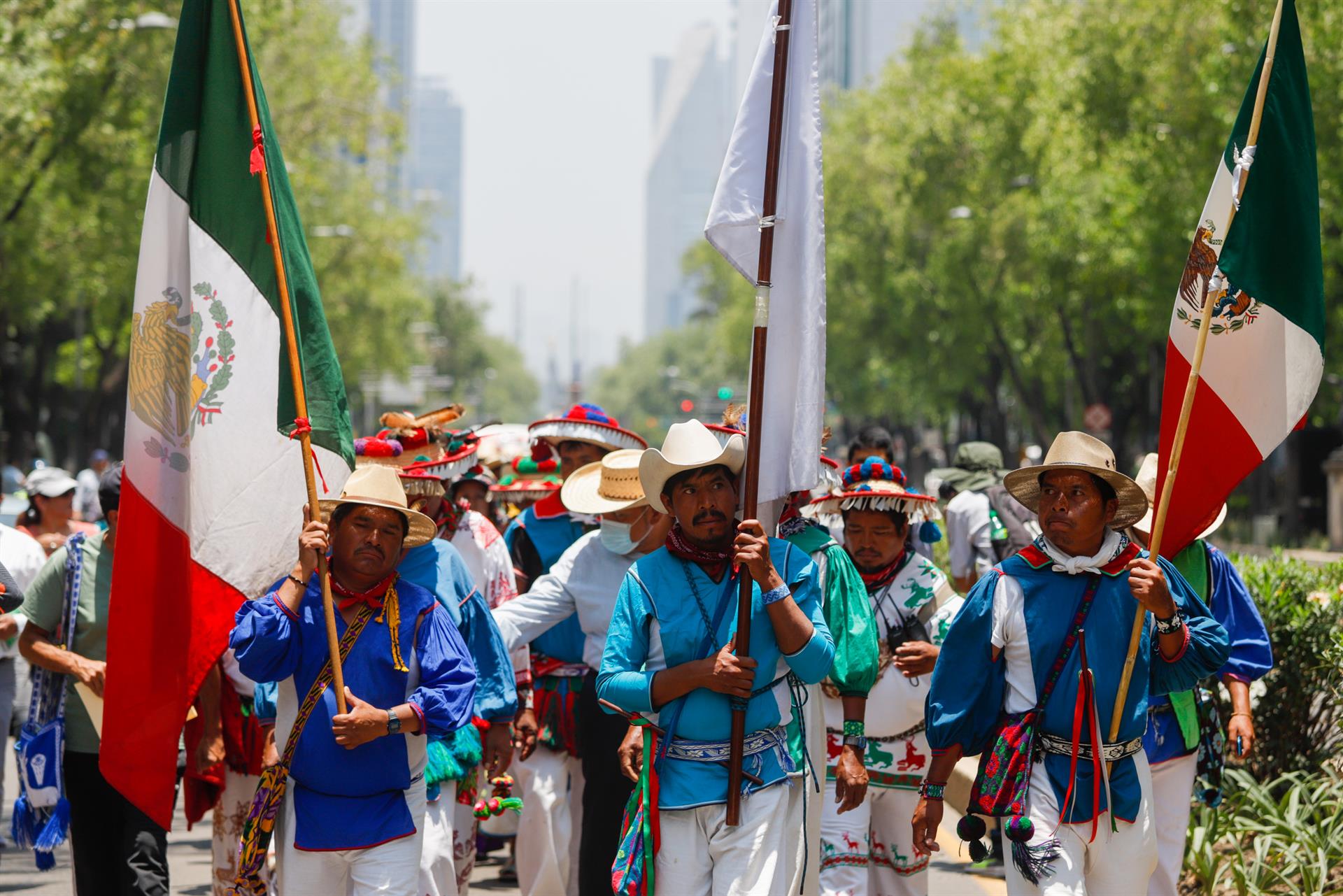 Indígenas Wixaritari llegan a la capital para exigir territorios