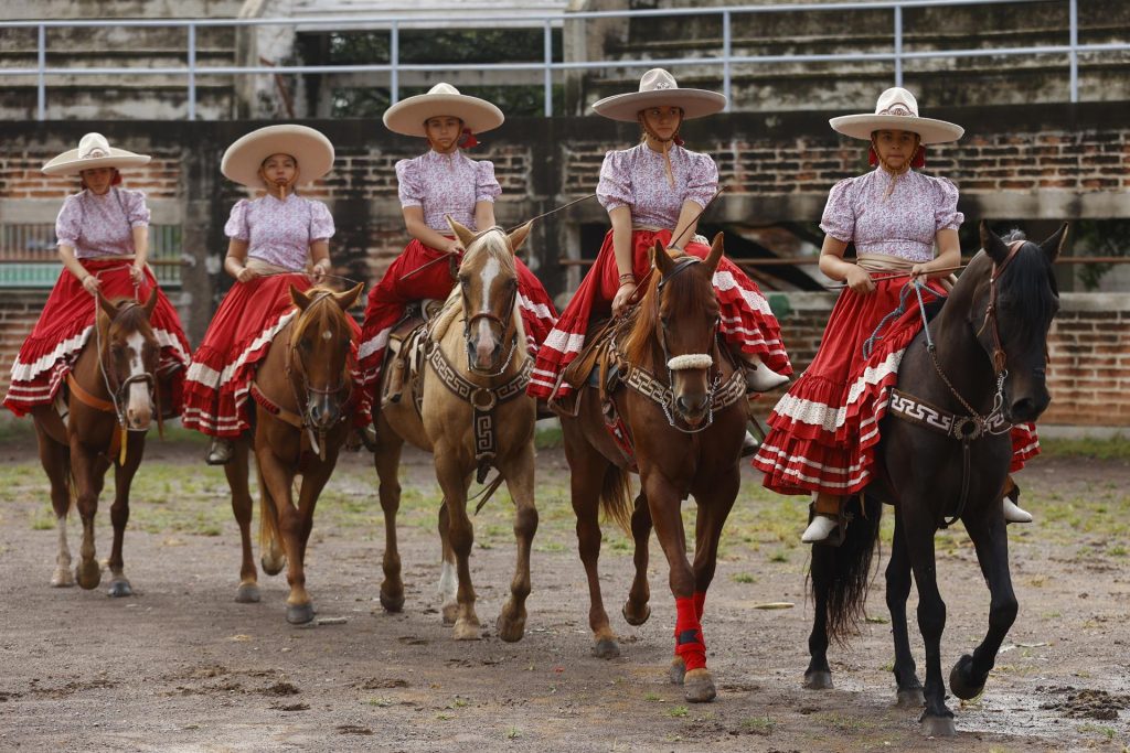 Las charras mexicanas que se abren paso con valentía, conoce esta escuela