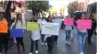 Madres de familia marchan por muerte de Abner Leonardo