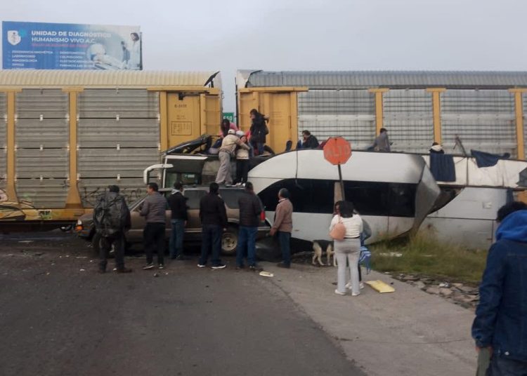 Al menos 10 muertos por choque de tren y autobús en Atlacomulco