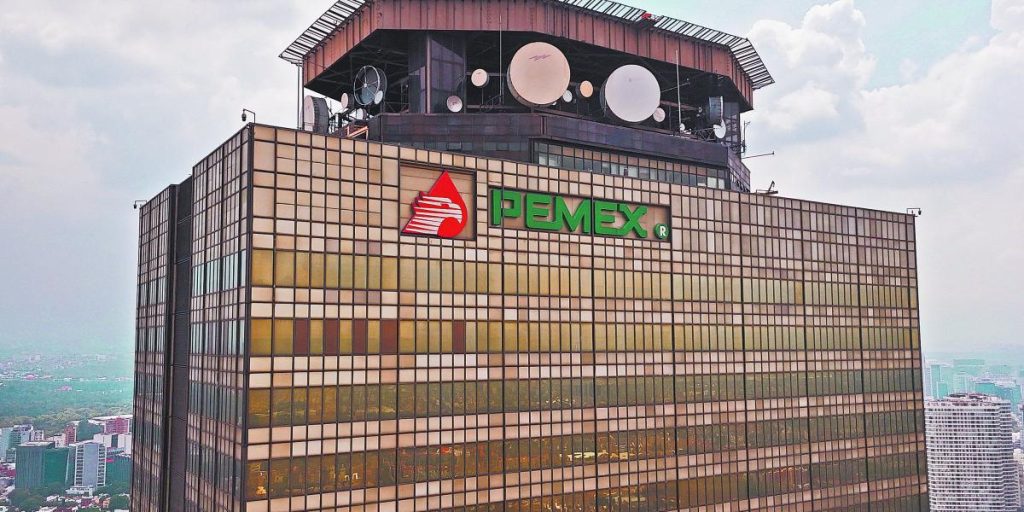 Desalojan plataforma petrolera de Pemex en Campeche por incendio